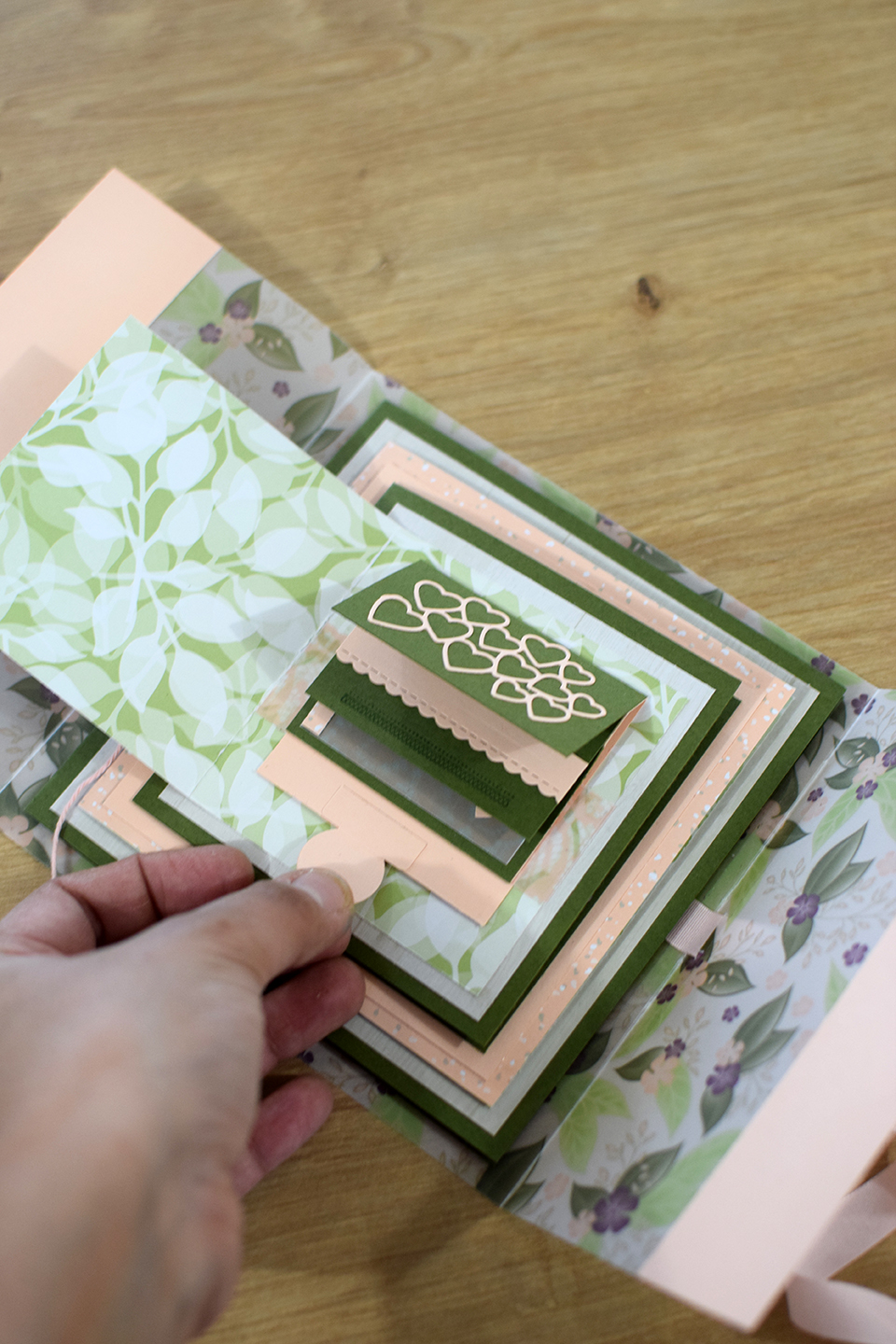 Tutoriel gratuit : crée ton album pyramide en scrapbooking