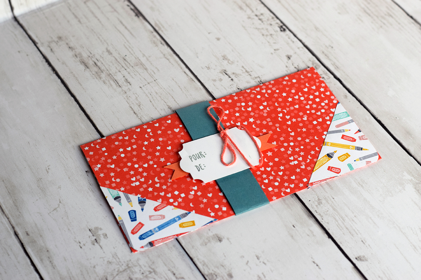 Personnaliser et emballer une carte cadeau joliment